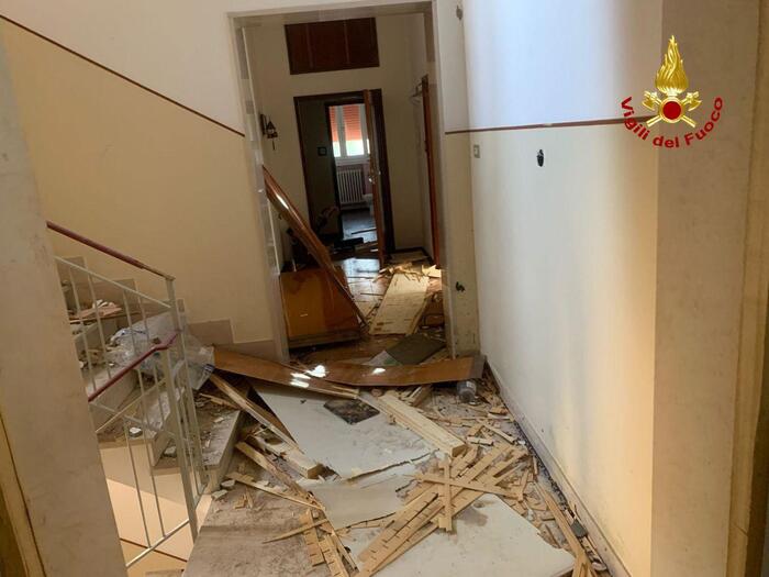 Esplosione a Imola: fuga di gas causa danni e evacuazione in una palazzina Esplosione a Imola: fuga di gas causa danni e evacuazione in una palazzina