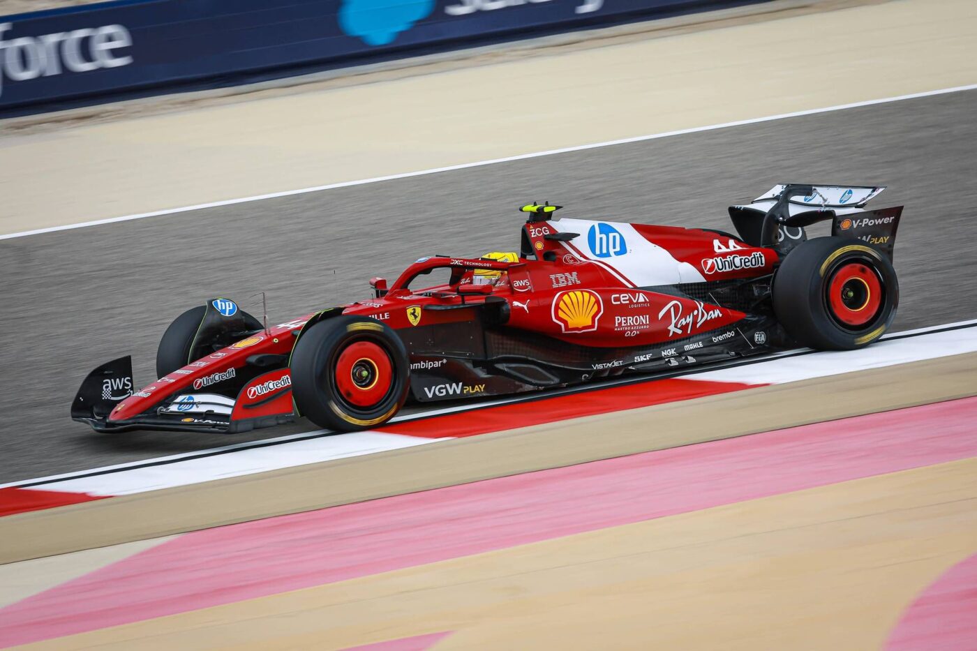 Lewis Hamilton entusiasma con la Ferrari durante i test in Bahrain ...