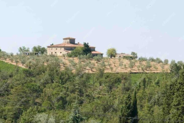 Viaggio nel tempo, alla scoperta di un borgo medievale nascosto: sorge ...