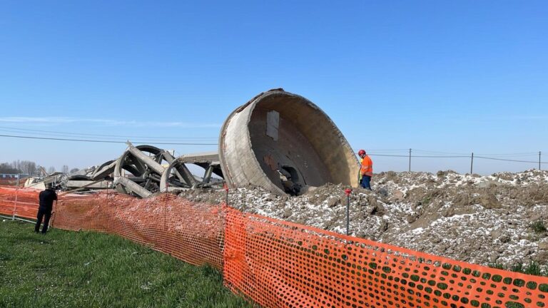 Abbattuta a Minerbe la storica torre piezometrica: un'operazione ...