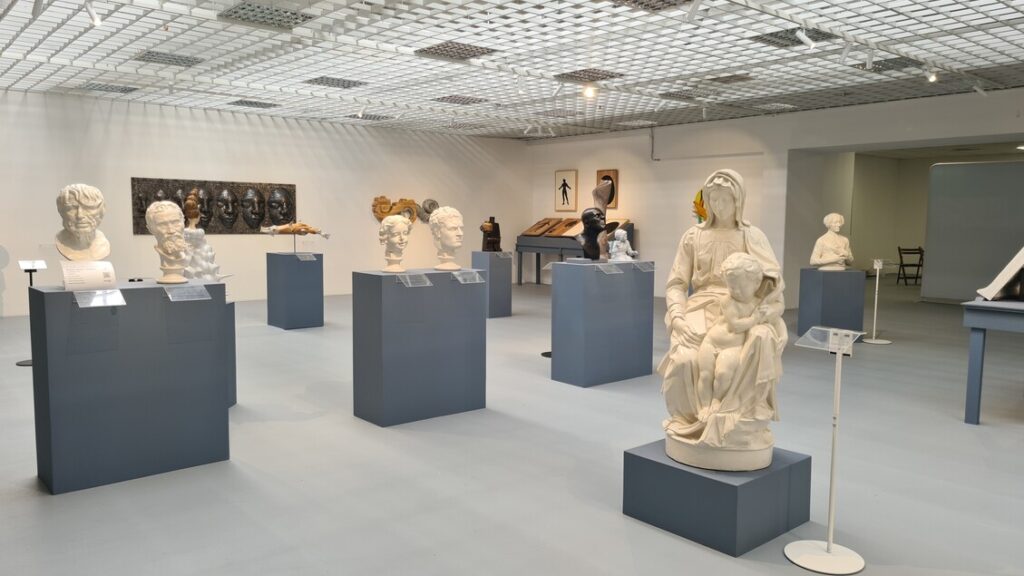 Otto opere del museo Omero di Ancona in mostra a Nova Gorica per la galleria tattile "Arte oltre ...