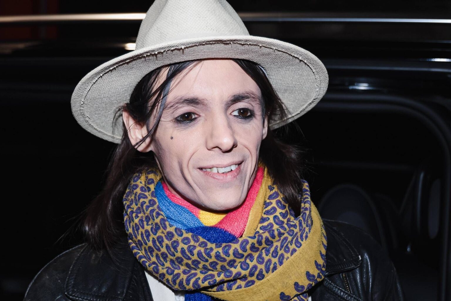 Polemica su Lucio Corsi: il brano ‘Altalena Boy’ al centro di un acceso dibattito culturale