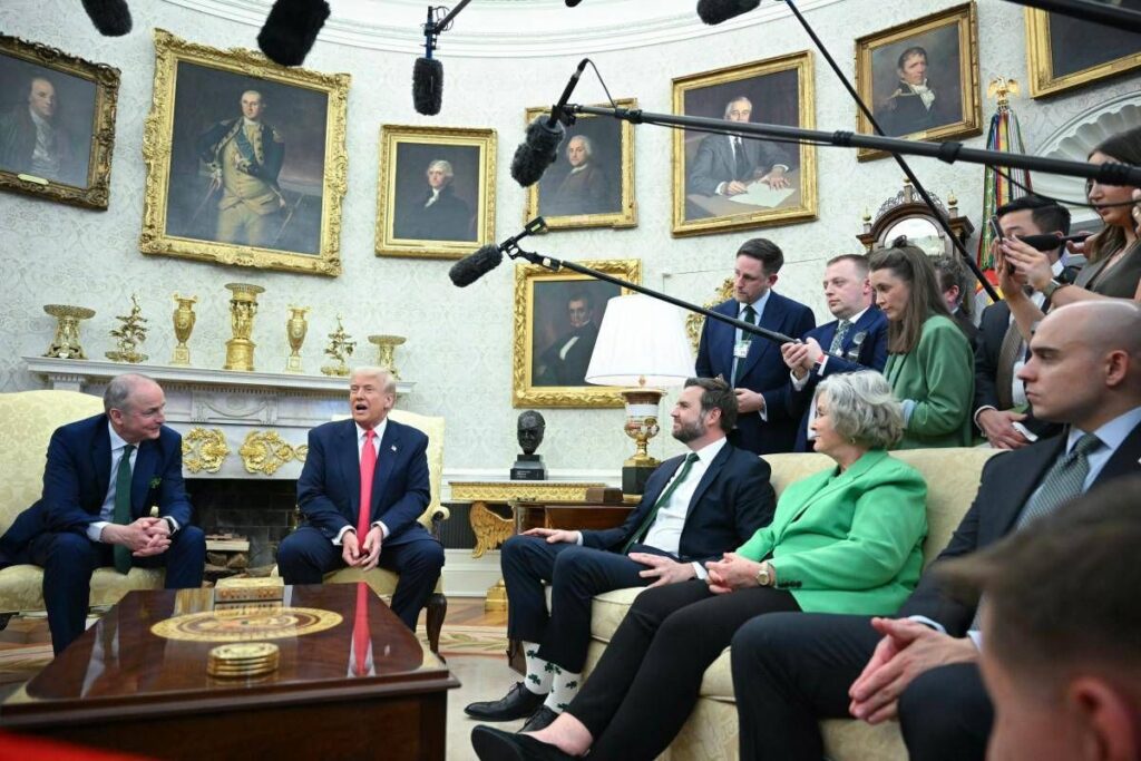 Trump sorpreso dai calzini di Vance durante un incontro alla Casa ...