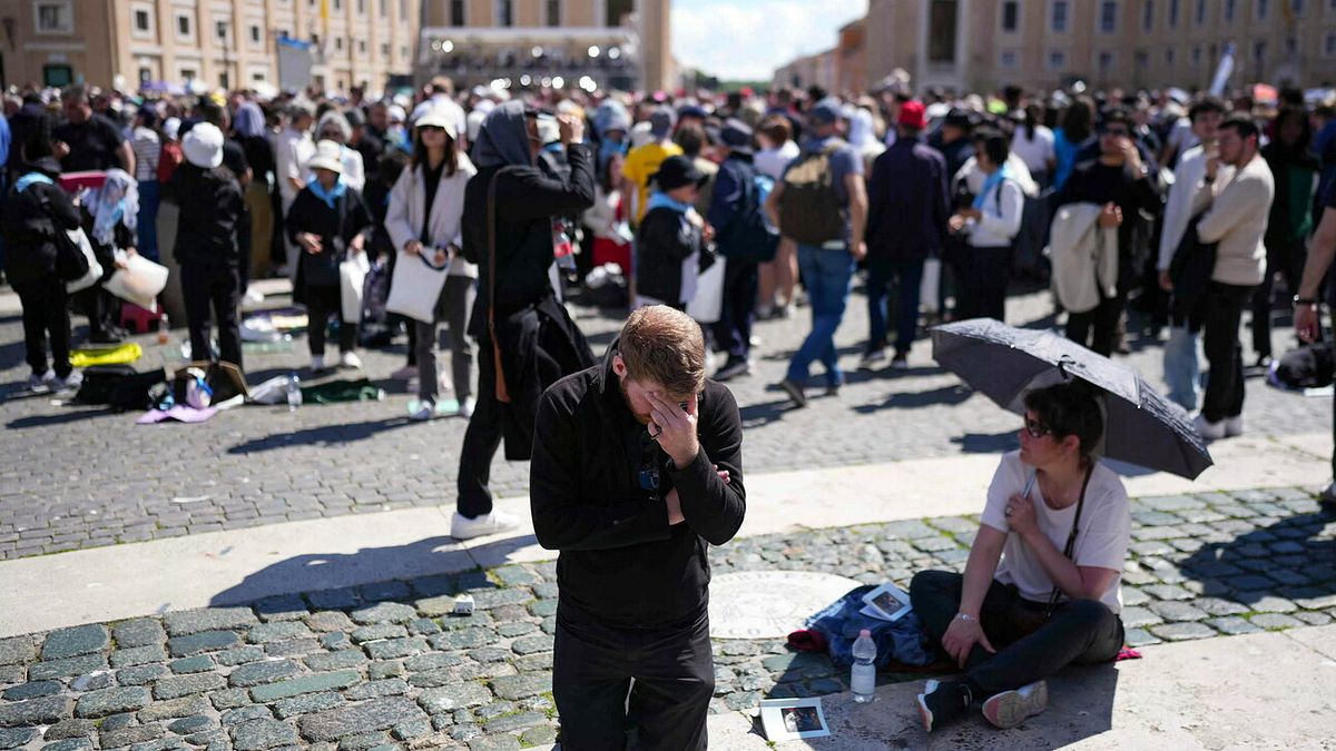 Fedeli sotto il sole a piazza san pietro durante i funerali di papa ...