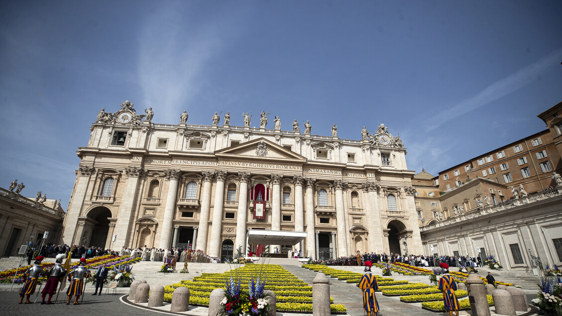 La basilica di San Pietro in lutto: le campane suonano a morto per la ...