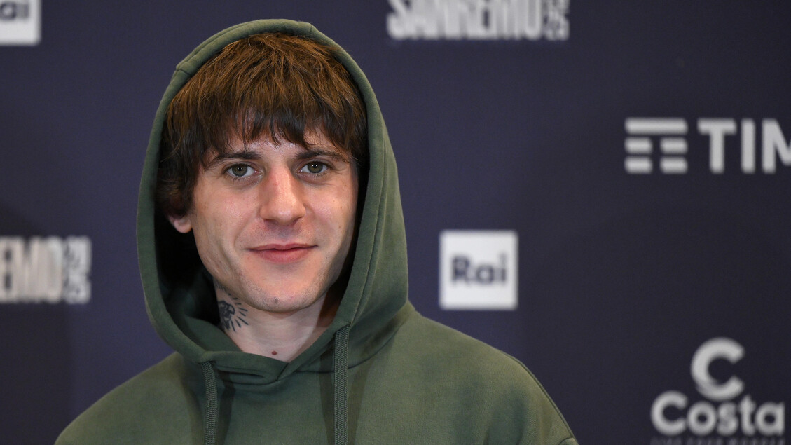 Milano, Rkomi torna alle sue radici con il nuovo singolo «Apnea da un ...