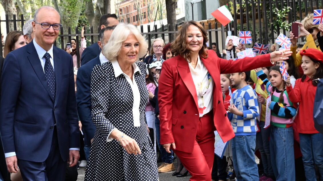 Regina Camilla in visita a Roma: pizza al taglio e incontri con gli ...