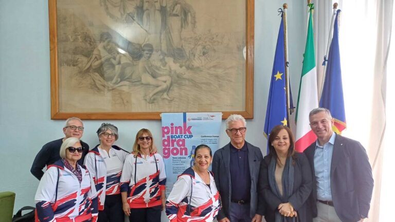 A Salerno la terza edizione della pink dragon boat cup con squadre di ...