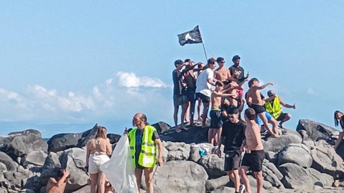 Comitati per il mare libero a napoli impegnati nella pulizia della ...