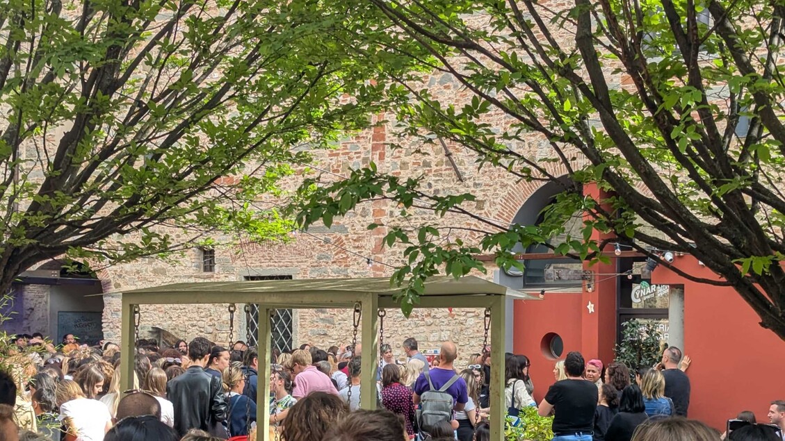 Folla di fan a firenze per achille lauro: centinaia in fila al caffè ...