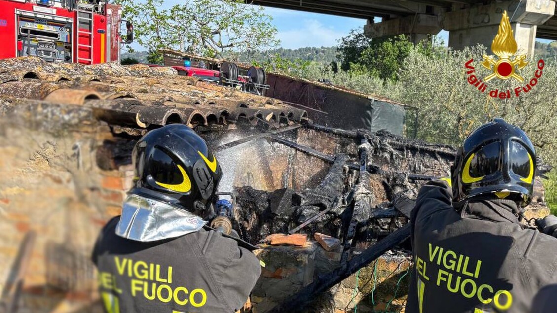 Incendio distrugge rimessa per attrezzature agricole a san benedetto del tronto: intervento ...