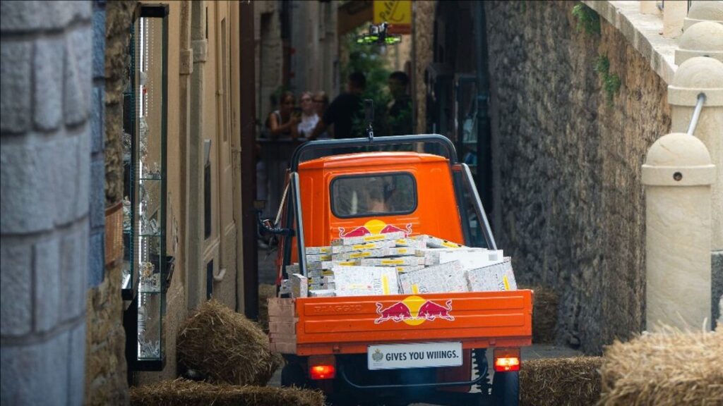 Red bull ape rush a sirolo: adrenalina e folklore con le ape piaggio in ...
