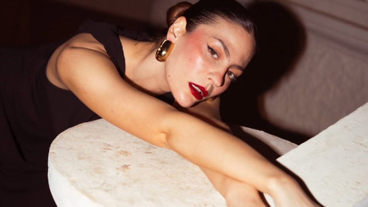 Una modella aggredita verbalmente a Milano mentre promuove la sua linea ...