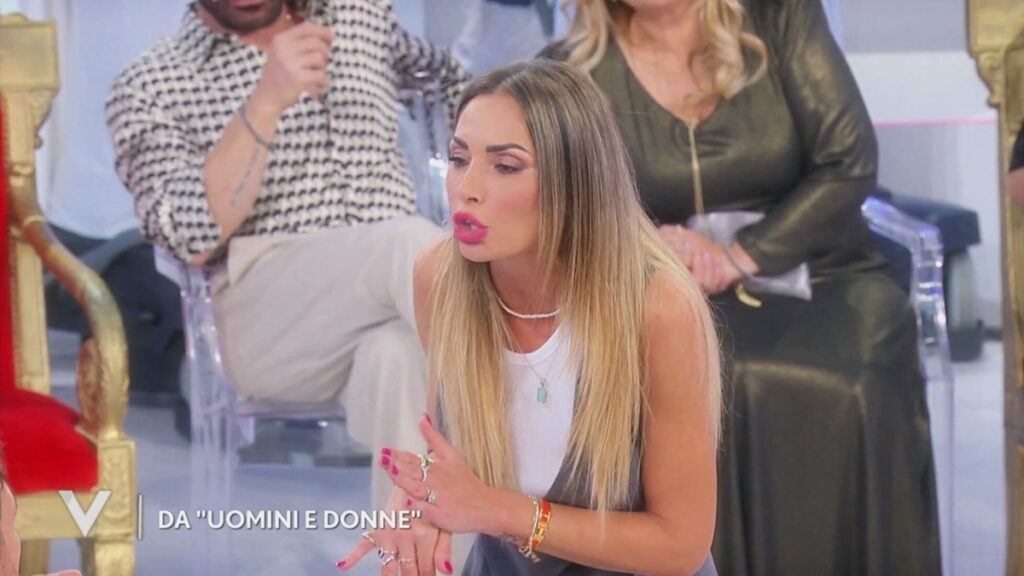 Uomini e donne: ecco quanto guadagnano tronisti e corteggiatori ... Uomini e donne: ecco quanto guadagnano tronisti e corteggiatori ...