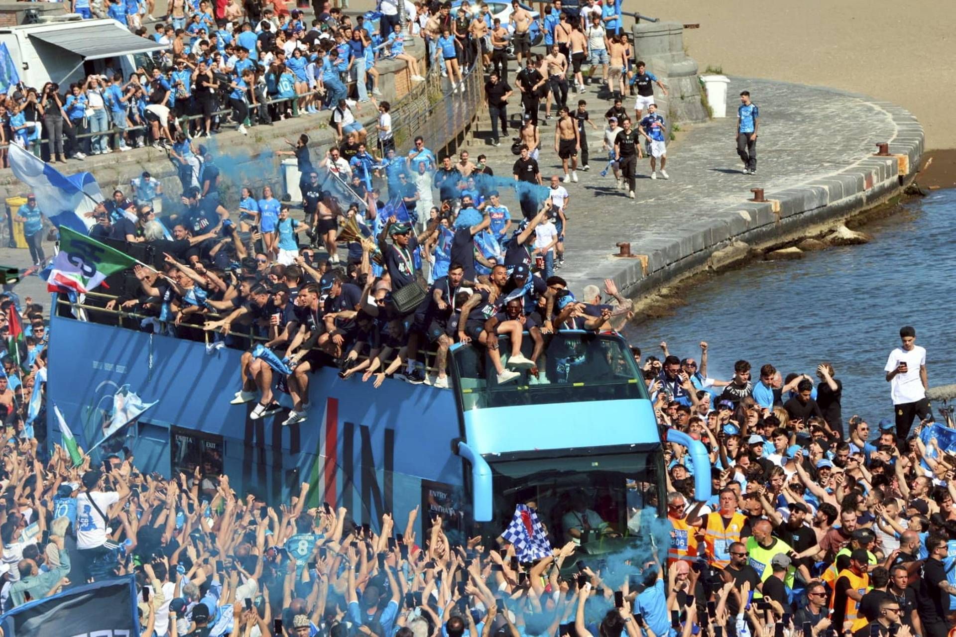 la festa per lo scudetto del napoli invade il lungomare con doppio bus ...