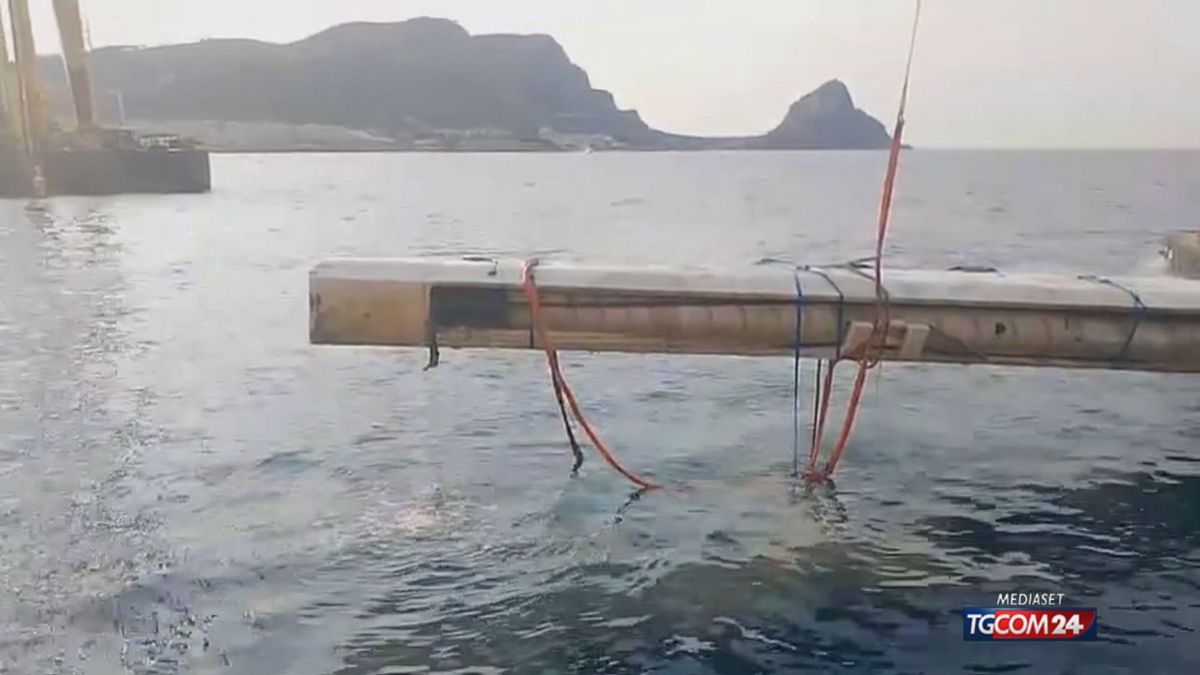 riportato in superficie il boma dello yacht Bayesian affondato a ...