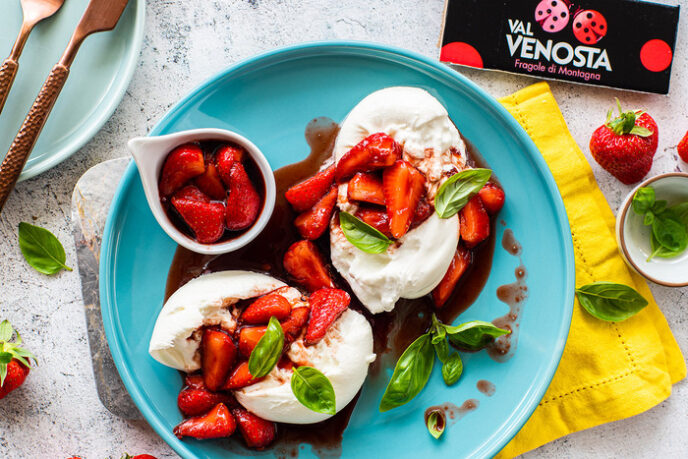 Burrata con fragole val venosta e aceto balsamico, una ricetta fresca ...