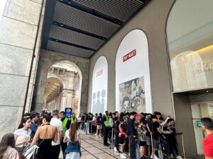 Centinaia di persone in fila a milano per il labubu, il pupazzetto cult di pop mart