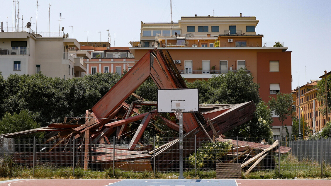 Crolla a roma la scultura in legno di mario ceroli realizzata per i ...