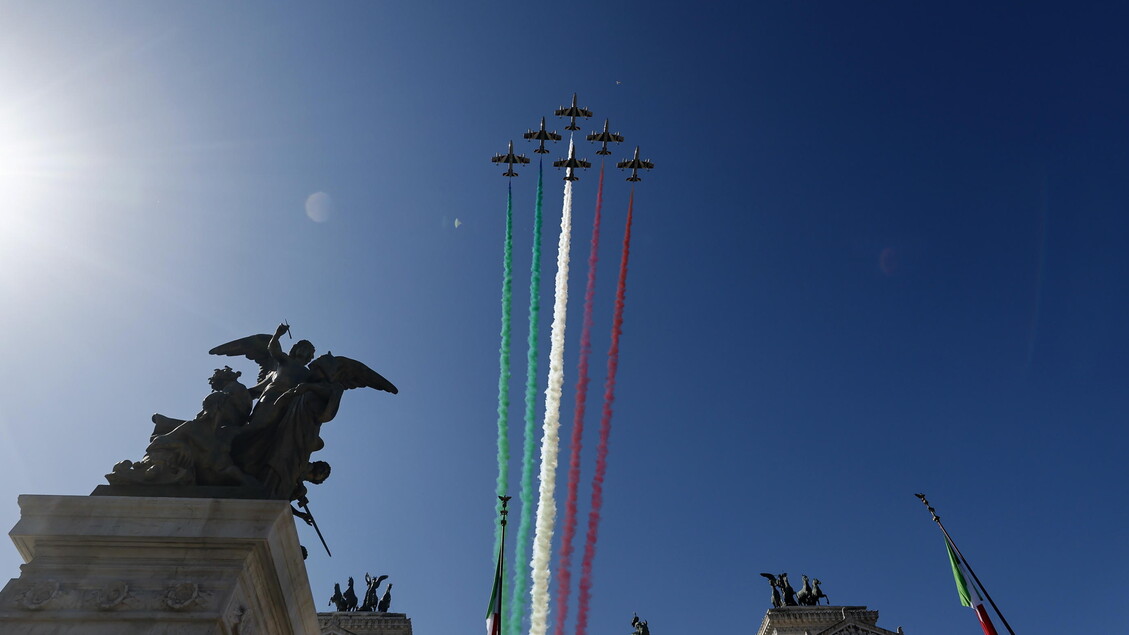 Festa del 2 giugno a roma, frecce tricolore e paracadutisti chiudono la ...