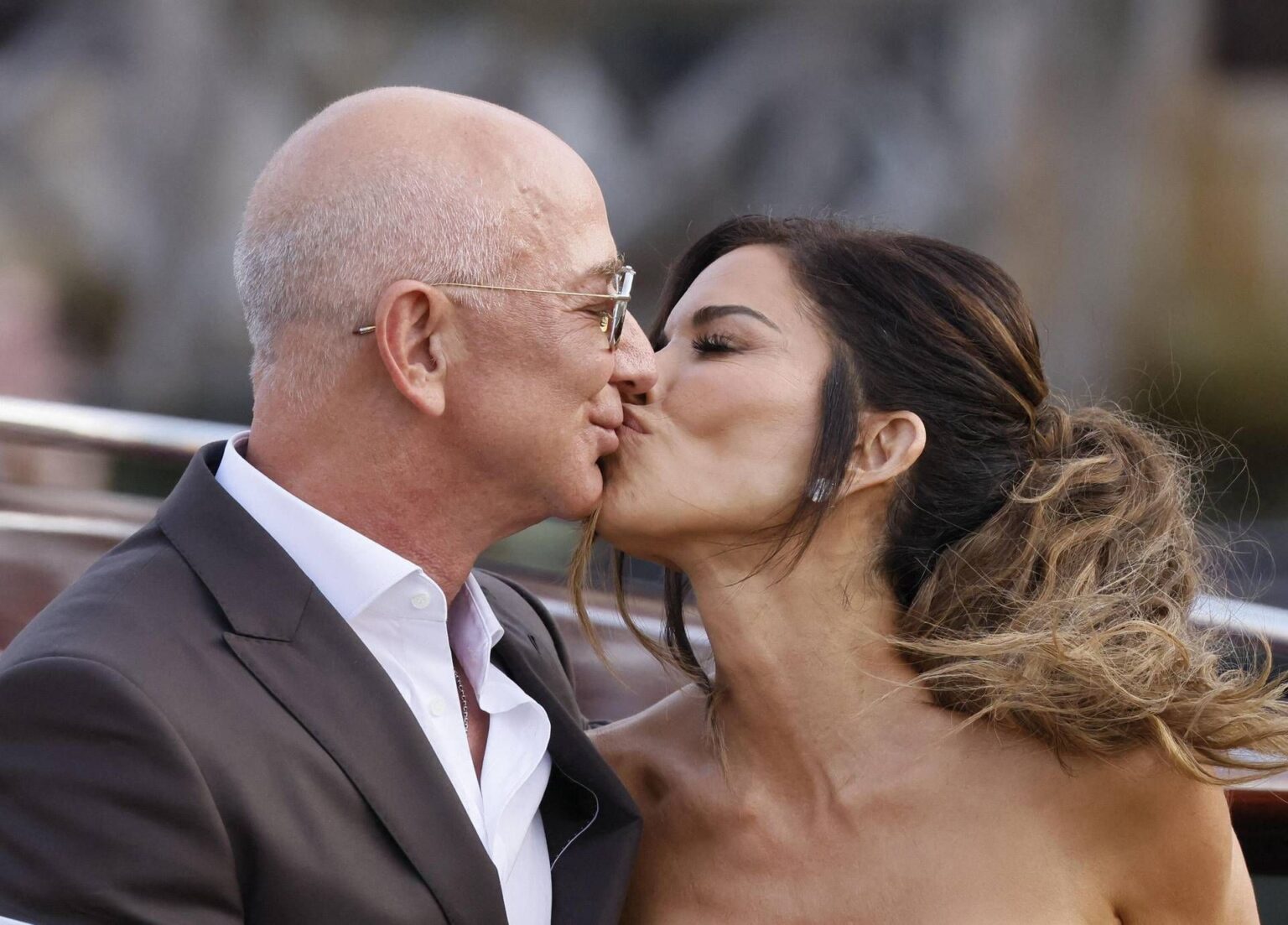 Il matrimonio di lauren sanchez e jeff bezos a venezia con l’abito ispirato a sophia loren