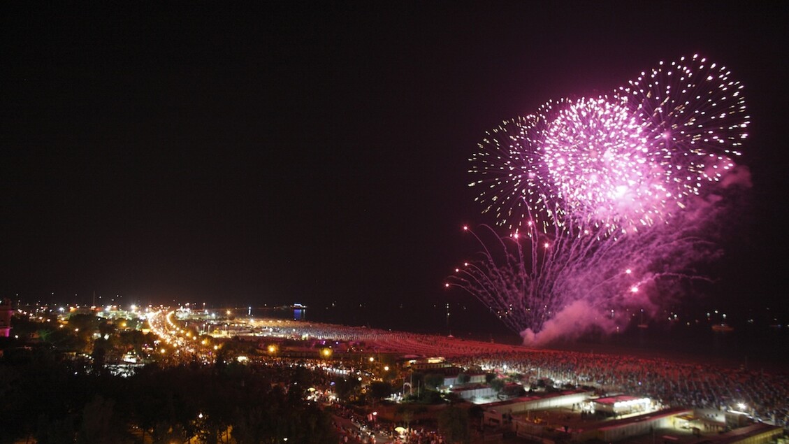 La notte rosa 2025: vent’anni di musica, eventi e fuochi d’artificio da ...