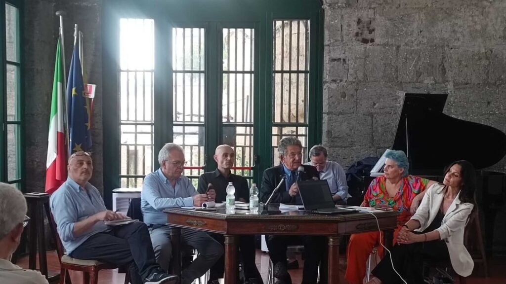 La storia di napoli raccontata attraverso le persone: un libro per ...