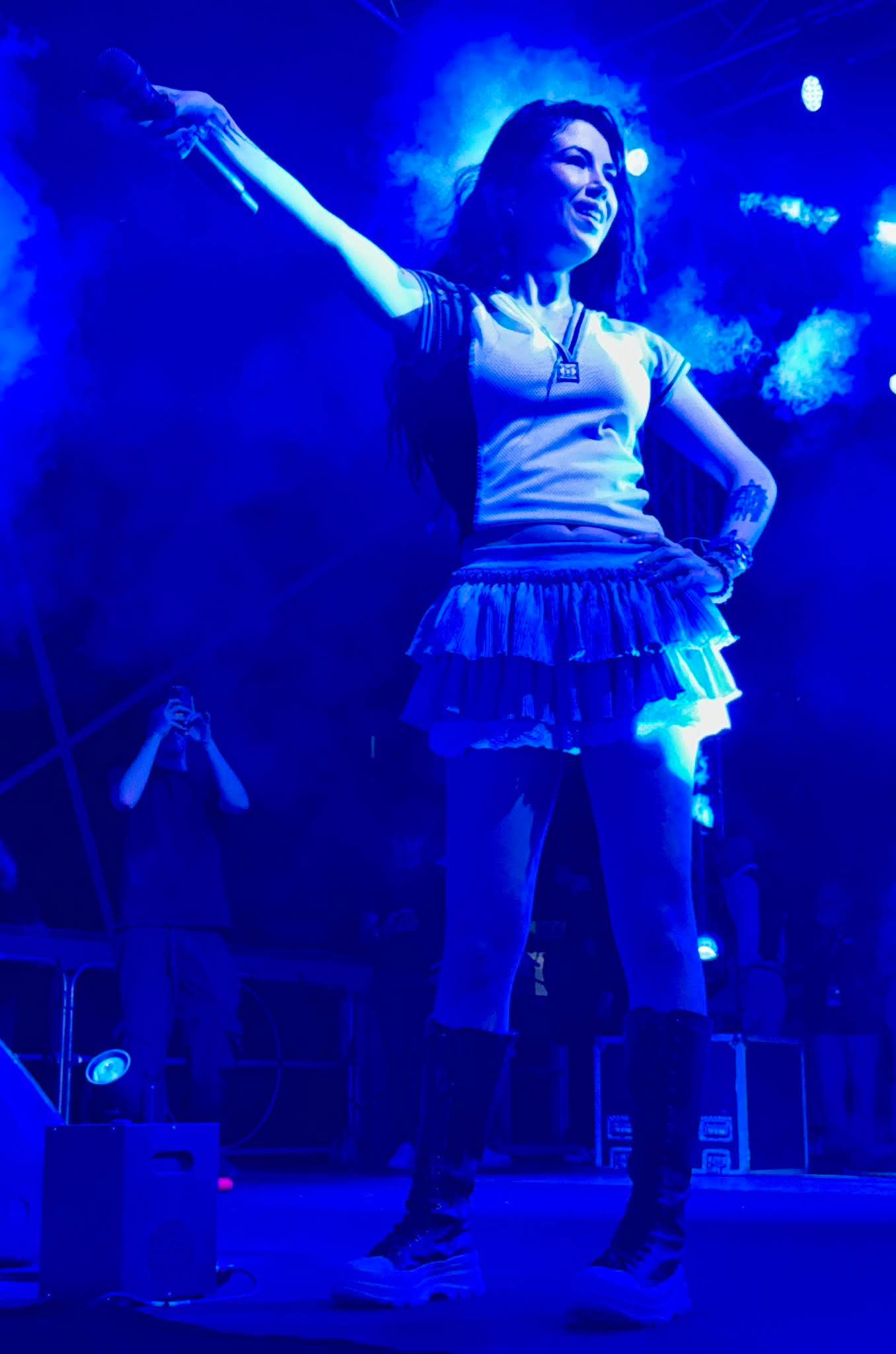 Ladispoli si anima con il concerto record di anna in piazza rossellini ...