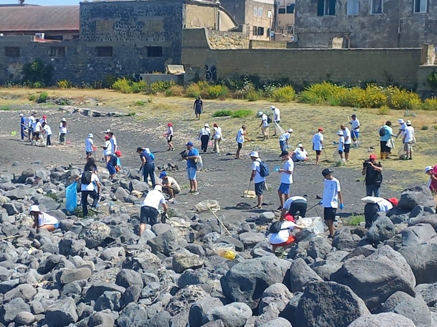 Napoli est, oltre 200 volontari raccolgono 15 quintali di rifiuti sulla ...
