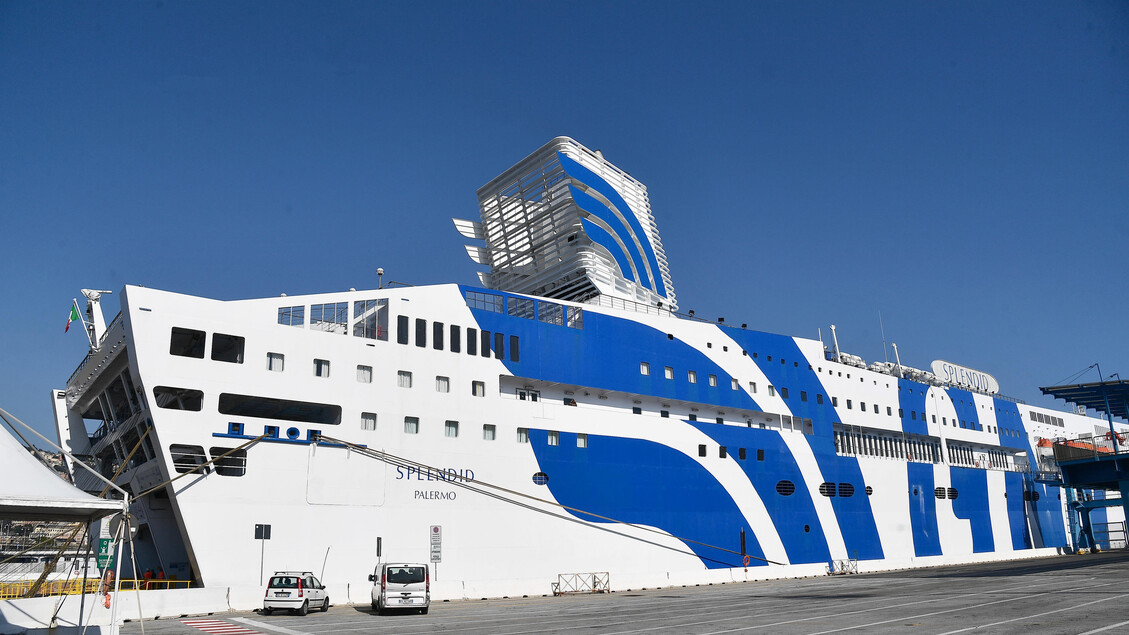 Principio di incendio sulla Gnv Splendid ormeggiata a ponte Caracciolo ...