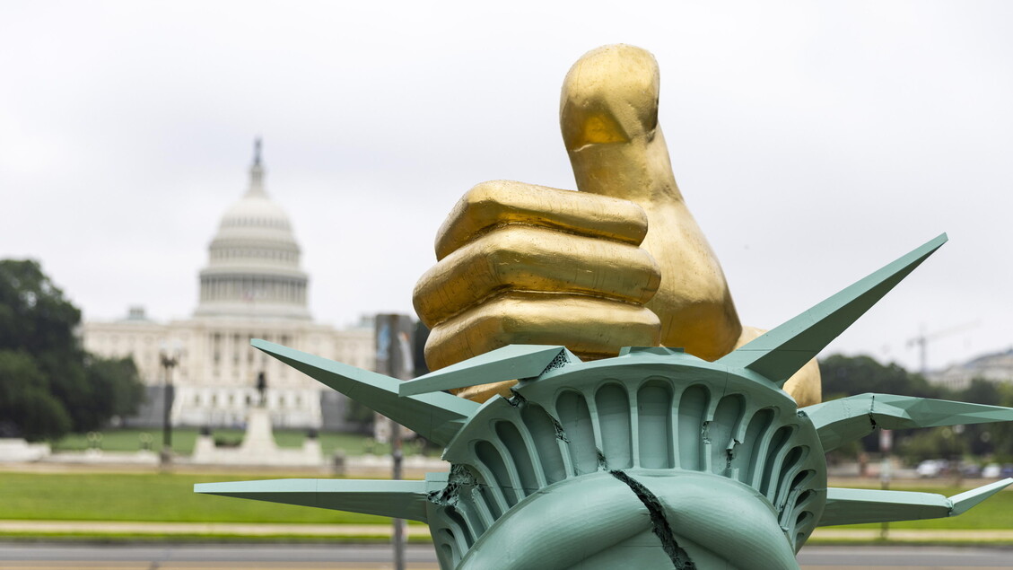 Scultura ‘dictator approved’ sul national mall: la mano dorata ...