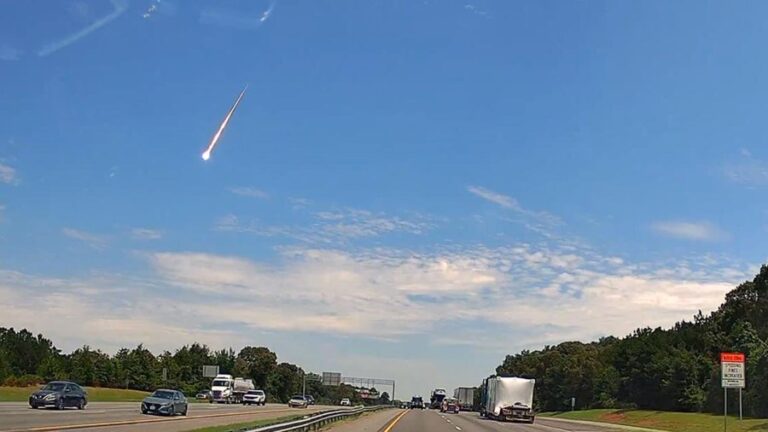 Una palla di fuoco attraversa i cieli del sud-est degli stati uniti in ...