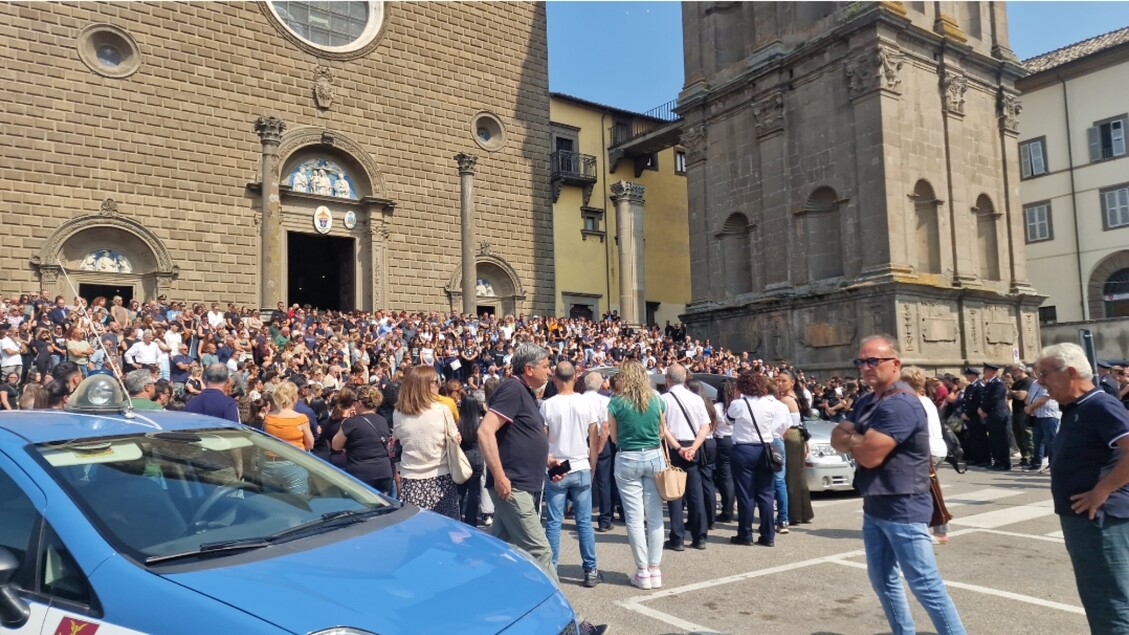 una folla commossa saluta leonardo cristiani, 15enne morto in incidente ...