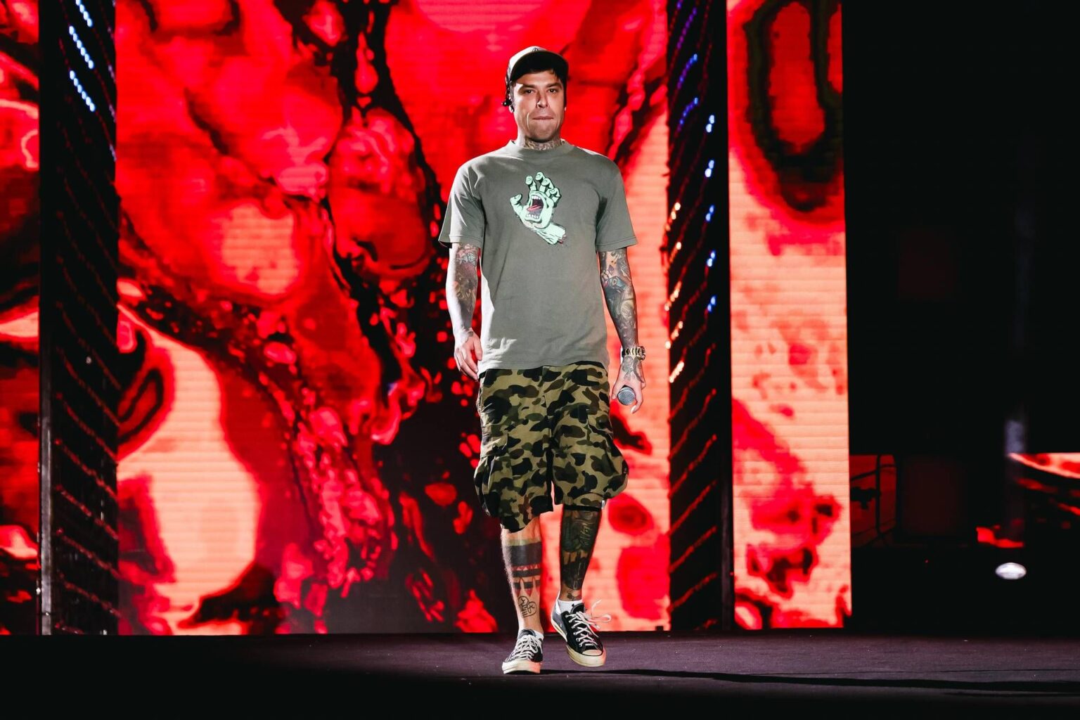 Fedez e giulia honegger avvistati in sardegna mentre si scambiano un ...