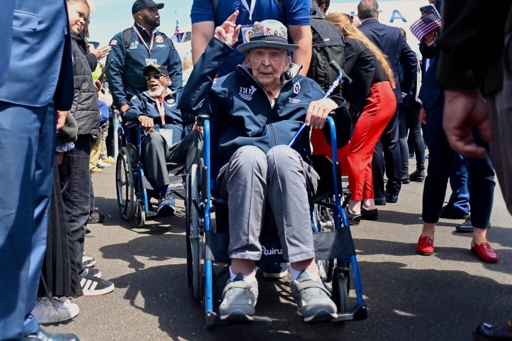 Morto jake larson a 102 anni, veterano del d-day divenuto star di ...