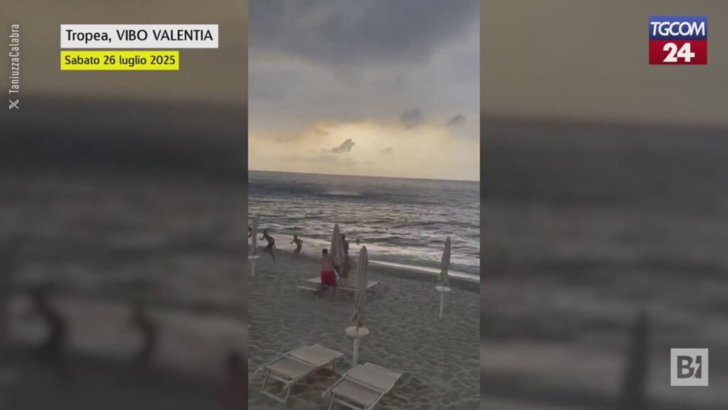 Una tromba marina colpisce la spiaggia di Tropea: vento forte e fuga degli bagnanti