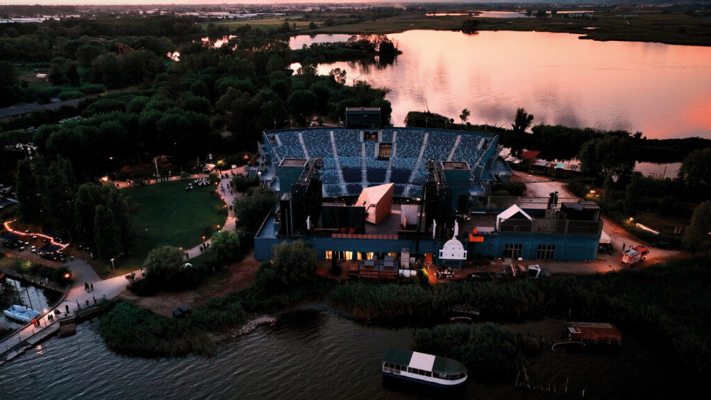 la serata inaugurale del festival puccini 2025 a torre del lago con tosca sold out e incasso record