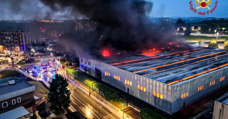 Incendio devasta Euro Stamp a Pianezza con fumo nero visibile a ...