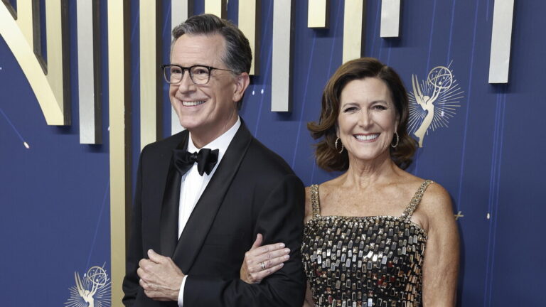Stephen Colbert riceve il suo primo Emmy al Peacock Theatre di Los ...